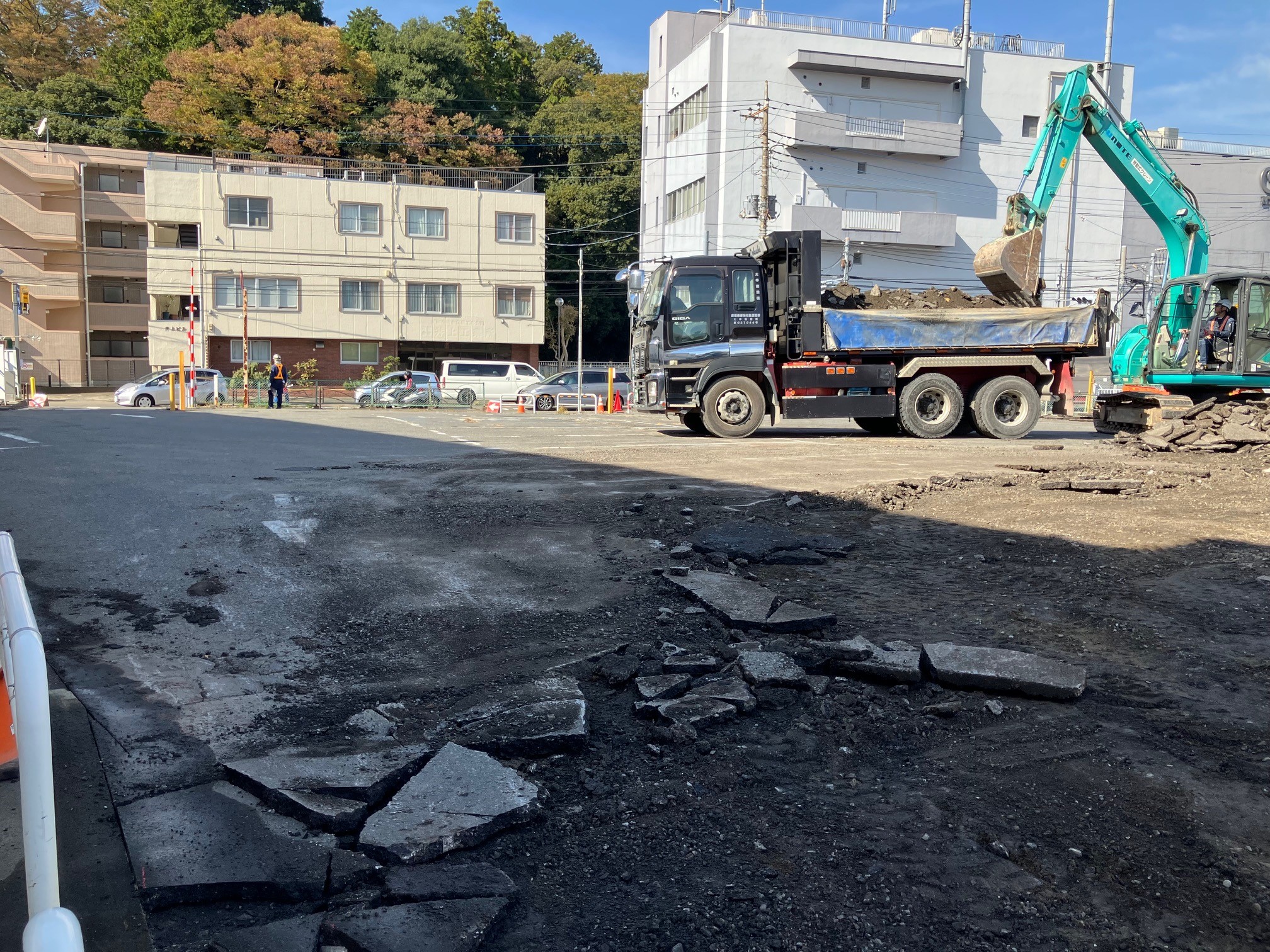 スーパーマーケット駐車場アスファルト舗装の打ち直し工事 – シロキコーポレーション